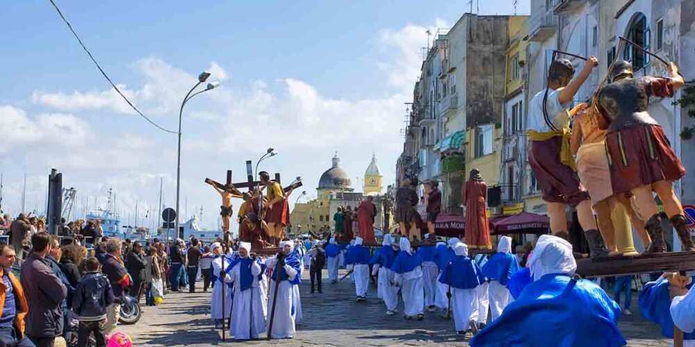 Easter in Campania: processions, folklore and religious feeling ...