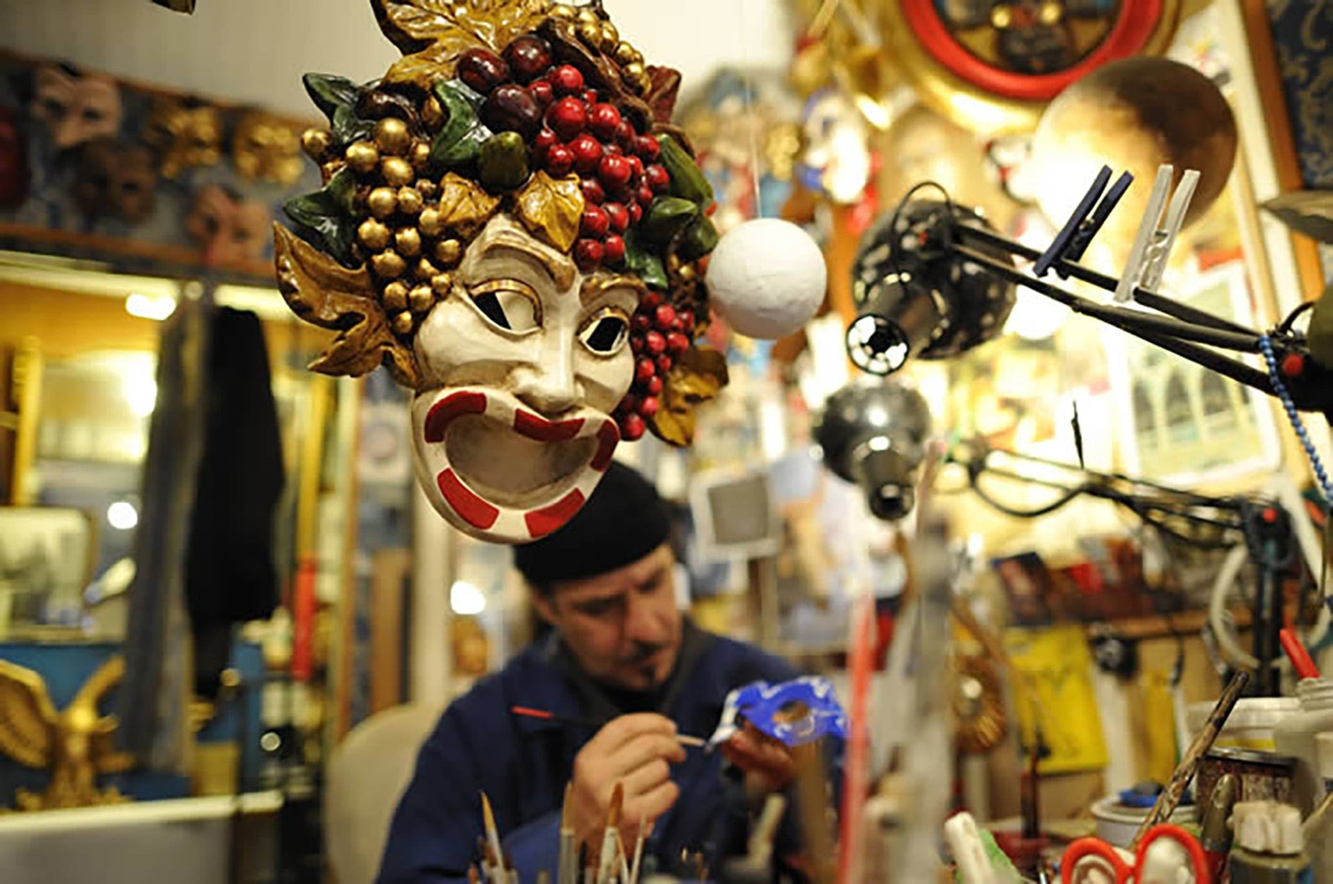 Handicraft in Venice: Murano glass, venetian masks and tailors